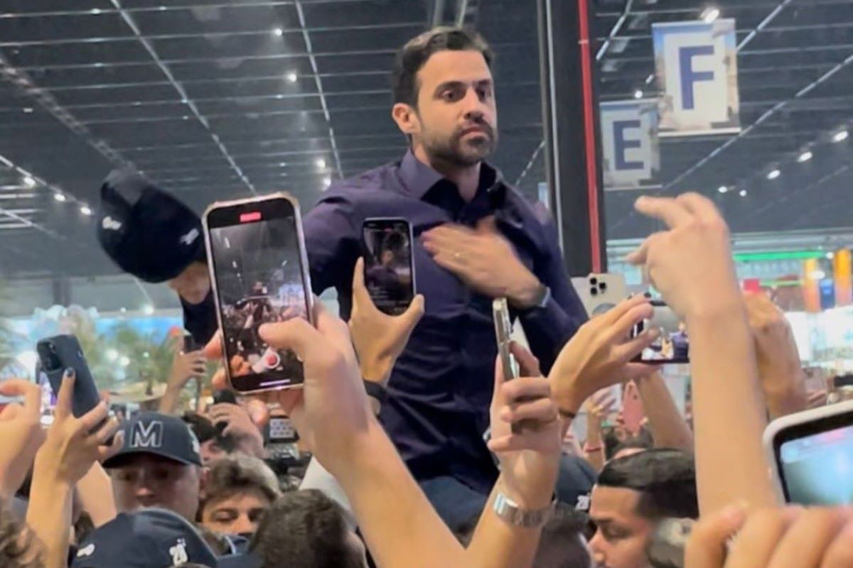 Marçal divide opiniões na Bienal do Livro: enquanto conquista jovens ...